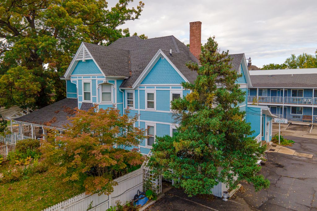 Blue House - White Rose Inns & Motel